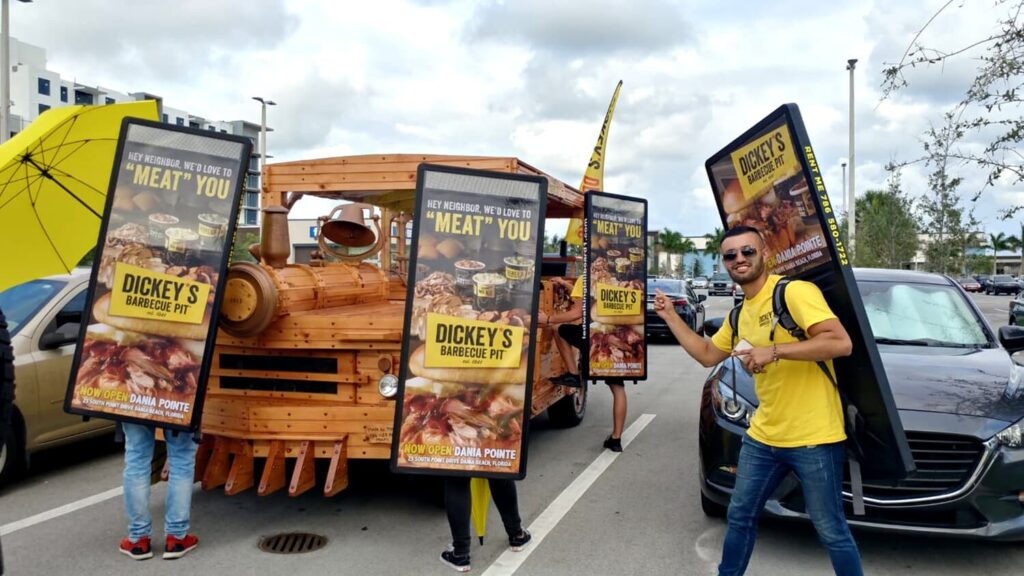 Human Billboard hình thức quảng cáo độc lạ - Quảng cáo Billboard WeWin